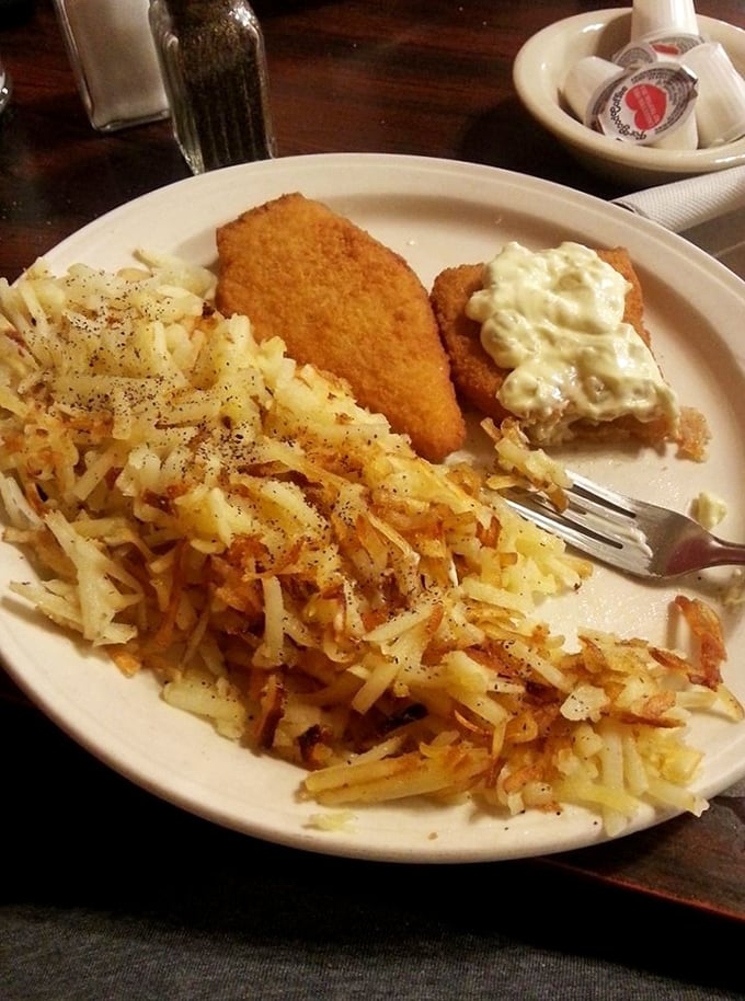 Crispy fish dinner with perfectly seasoned hash browns and a side of creamy macaroni salad. Proof that inland Ohio knows its way around a seafood plate.