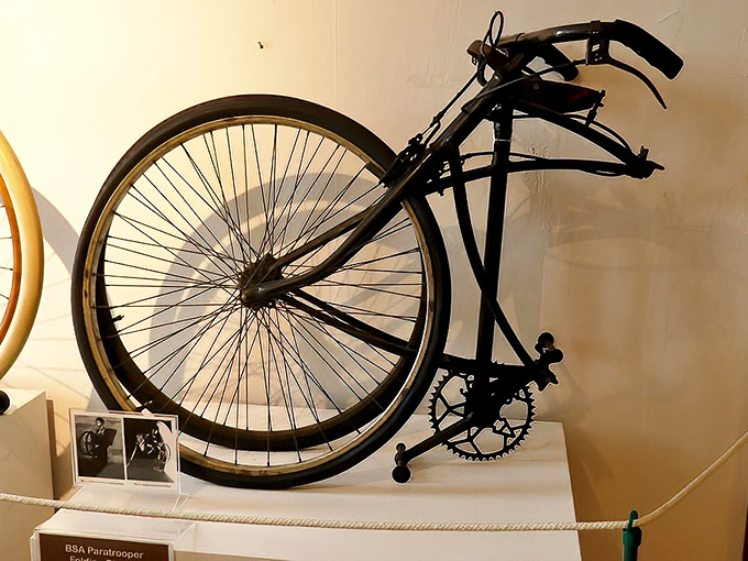 This folding paratrooper bike jumped into battle before your grandpa did. Military ingenuity meets cycling in the ultimate drop-in transportation.