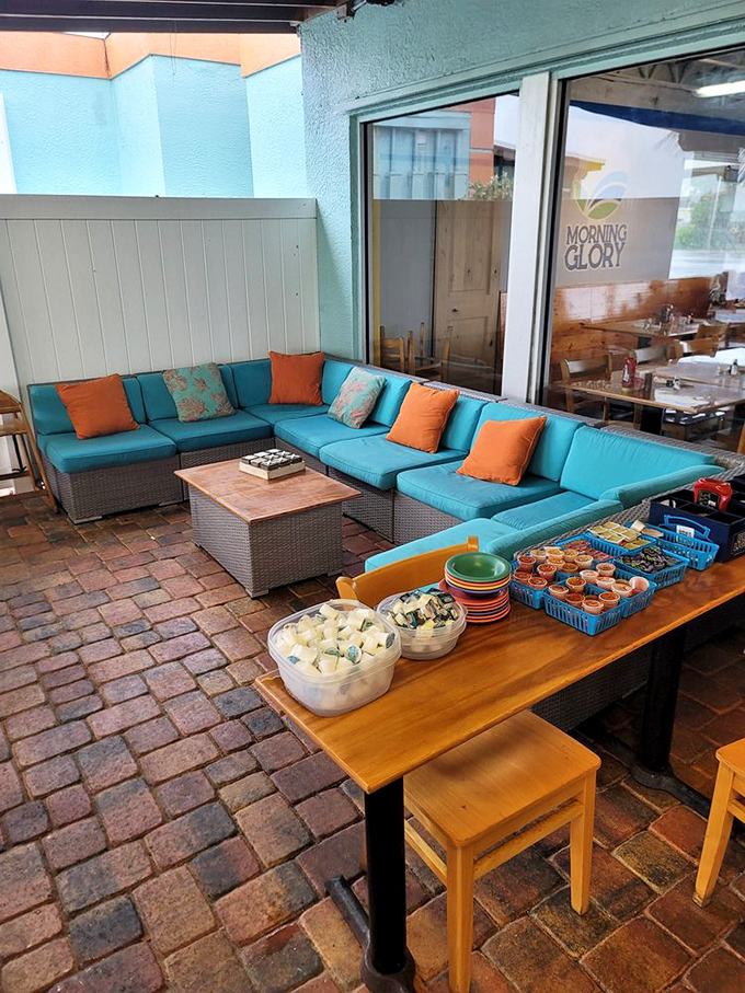 The outdoor waiting area says "Florida" with its turquoise cushions and coral accents. A civilized place to dream about the home fries to come.
