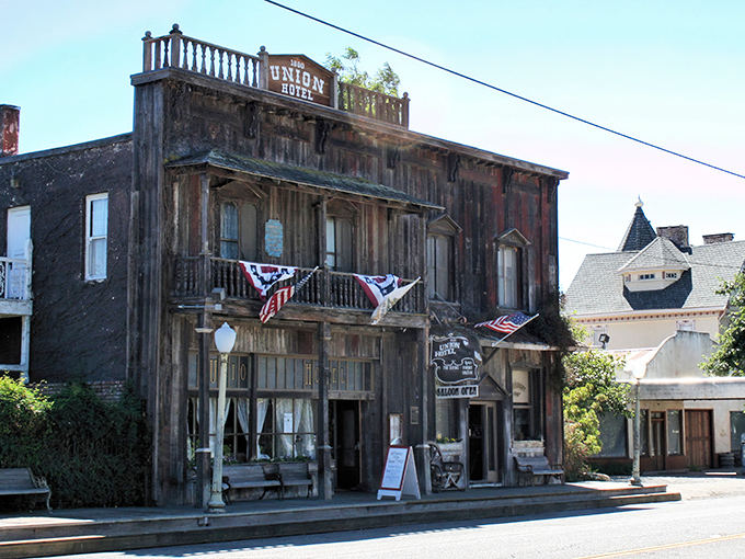 Los Alamos packs a lot of charm into one tiny main street. Blink and you might miss it, but that would be a mistake.