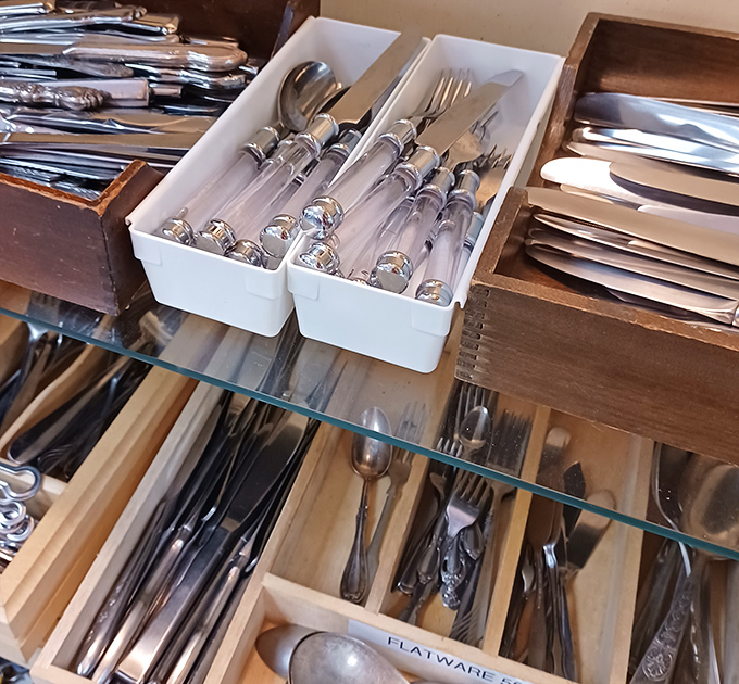 Silverware so elegant it makes takeout feel like fine dining. Perfectly organized for those who appreciate the art of a proper place setting.