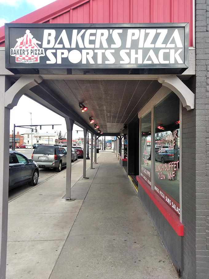 Baker's Pizza Sports Shack promises the perfect trifecta of small-town pleasure: hot pizza, cold drinks, and whatever game happens to be on. 