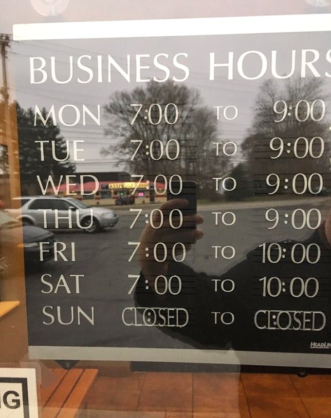 Business hours that prove good things come to those who get up early. The restaurant may close on Sundays, but the memories of Saturday's pie will carry you through.