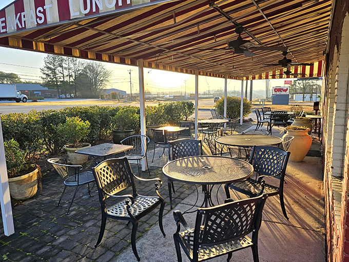 The covered patio offers al fresco dining without the risk of your pancakes getting sunburned or your coffee getting rained on.