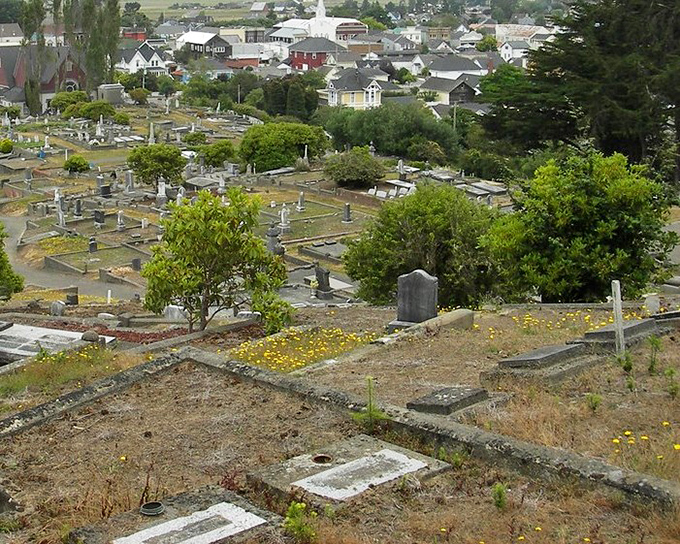The cemetery offers both eternal rest and spectacular views&mdash;talk about real estate that's truly to die for.