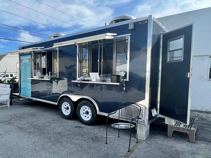 This isn't just any food truck—it's a seafood sanctuary on wheels, delivering ocean-fresh delights with zero pretension.