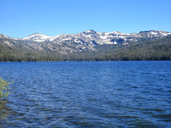 Crystal blue waters reflecting snow-capped peaks – this alpine lake near Placerville offers the kind of serenity that expensive meditation apps try to simulate.