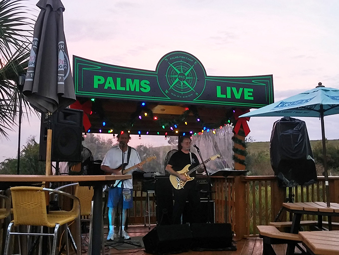 Live music under string lights – because fresh seafood deserves a soundtrack, and Florida evenings were made for outdoor melodies drifting over water.