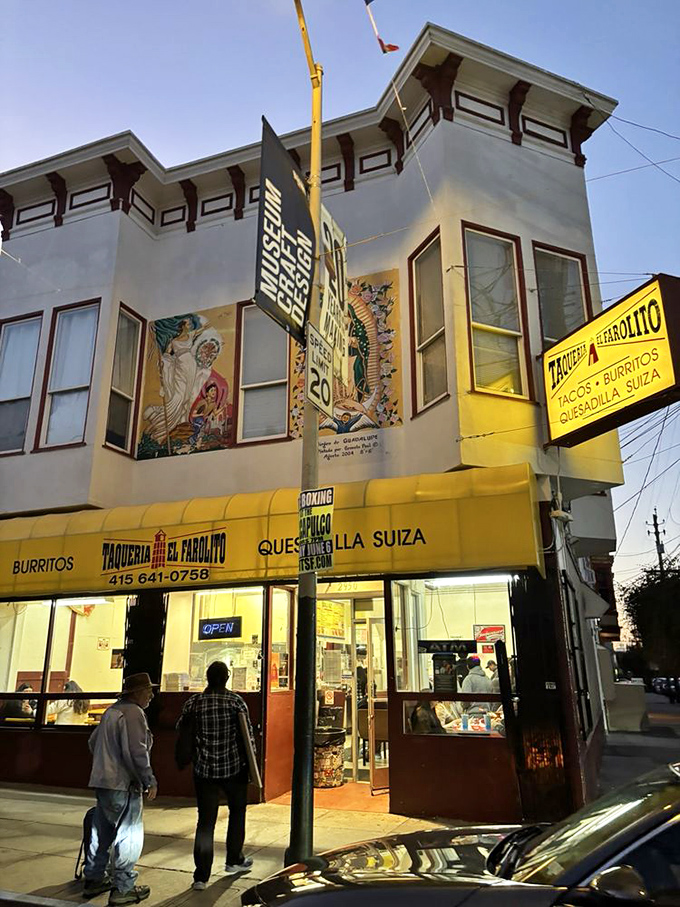 Dusk at El Farolito&mdash;when the yellow glow becomes a lighthouse for the hungry, beckoning travelers from near and far.