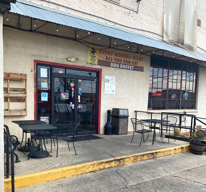 The outdoor seating area&mdash;for those rare moments when you're willing to share your BBQ experience with fresh air.