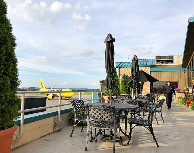 Airport dining with an actual view of airplanes? This outdoor patio turns "waiting for your flight" into "I hope my flight is delayed."