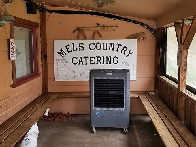 Even the waiting area at Mel's has personality. This wooden bench has probably heard more Texas tales than a roadside bar on Friday night.