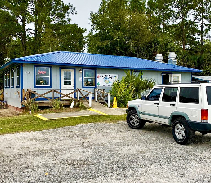 The gravel parking area might not be fancy, but it's the seafood equivalent of a red carpet leading to maritime delights.