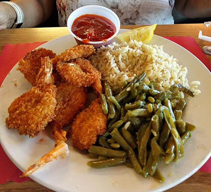 Who says diners only do breakfast? This crispy shrimp platter with perfectly cooked green beans proves Grampa's has range beyond bagels and benedicts.