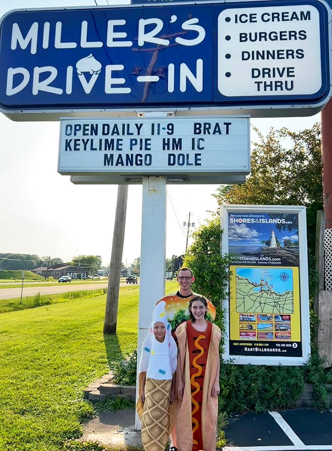 The roadside sign announces daily specials like breaking news. Keylime pie and mango? Time for an emergency detour!