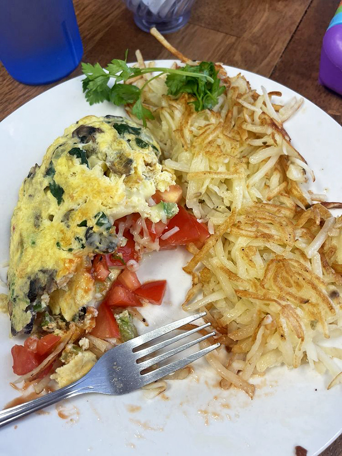 This veggie omelet and hash browns combo proves that "healthy choice" and "absolutely delicious" aren't mutually exclusive terms.