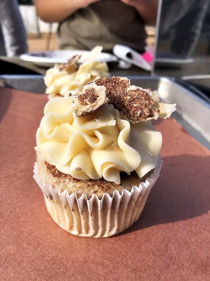 Even the cupcakes get the barbecue treatment with what appears to be a sprinkle of brisket dust&mdash;dessert with Texas attitude.