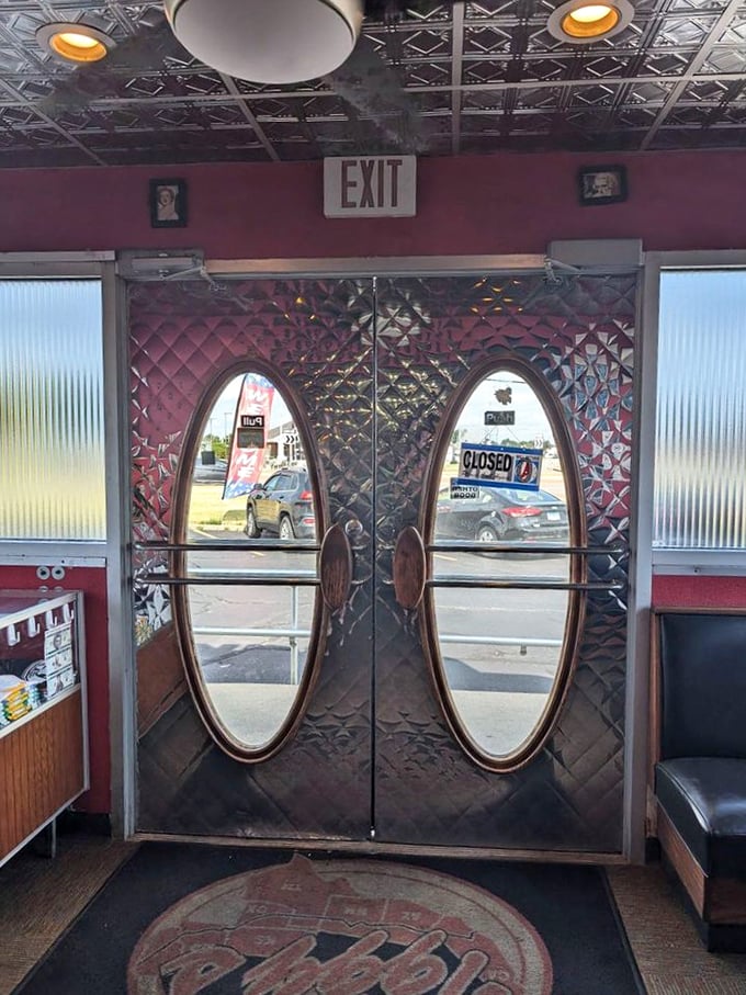 Even the exit doors are dressed for the occasion with their diamond-pattern stainless steel and oval windows. Leaving never looked so stylish.