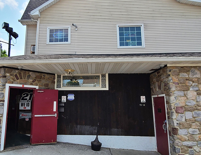 The entrance doors that have welcomed generations of hungry Pennsylvanians. Behind them lies the promise of comfort food nirvana.