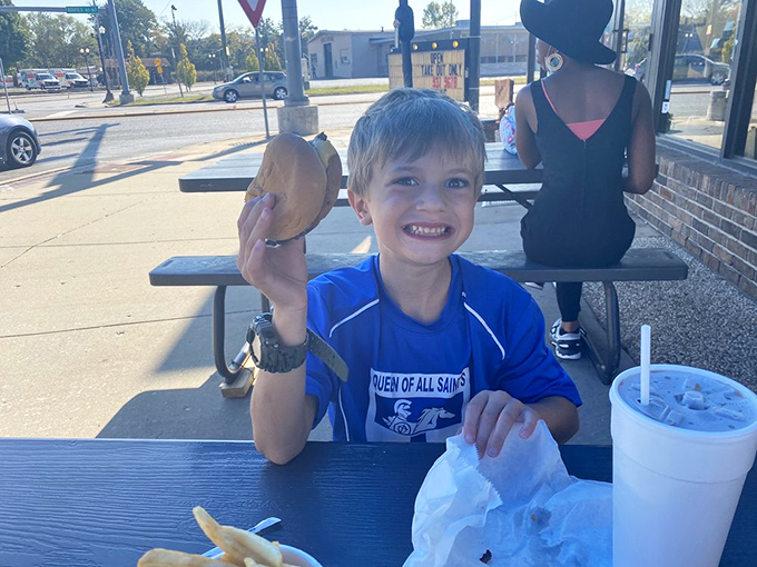 Even the youngest food critics recognize Gordon's greatness—that smile says more than any Michelin guide ever could.