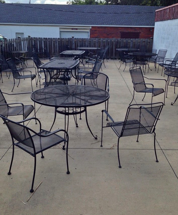 Ohio summers were made for evenings on patios like this one, where pizza and fresh air create memories that last through winter.