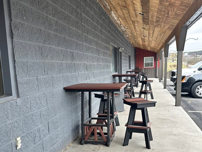 Al fresco dining, country-style. These rustic tables offer front-row seats to Virginia's rolling landscape&mdash;nature's dinner theater.