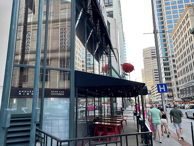 Urban dining with sidewalk appeal. The downtown location makes Weber Grill the perfect pre-game fuel station or post-shopping reward in the heart of Indianapolis.