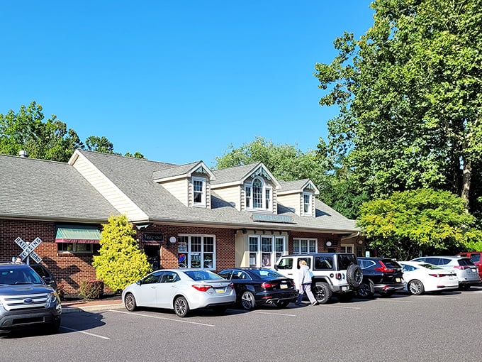 A packed parking lot&mdash;the universal sign language for "the food inside is worth whatever wait you might encounter." 