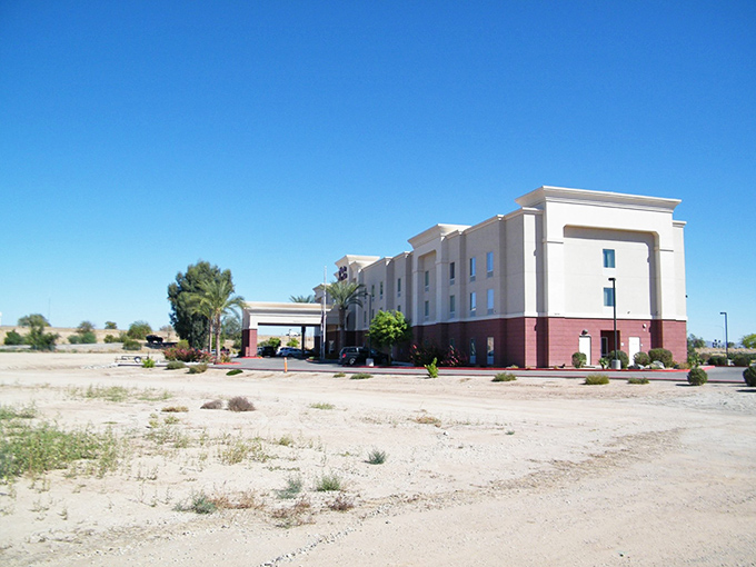 Desert hospitality doesn't mean sacrificing comfort. Modern accommodations in Blythe prove you can have your cake and air conditioning too.