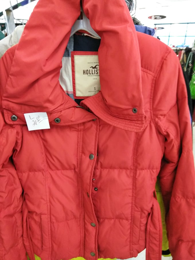 Brand name jackpot! This vibrant Hollister puffer proves designer deals lurk in every corner, waiting for eagle-eyed bargain hunters.