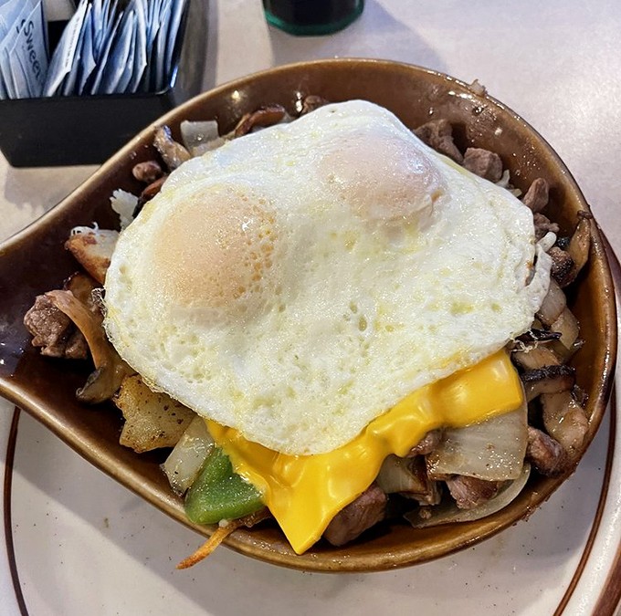 The legendary Horseshoe—Springfield's claim to culinary fame. A monument to the principle that more is more when it comes to comfort food.