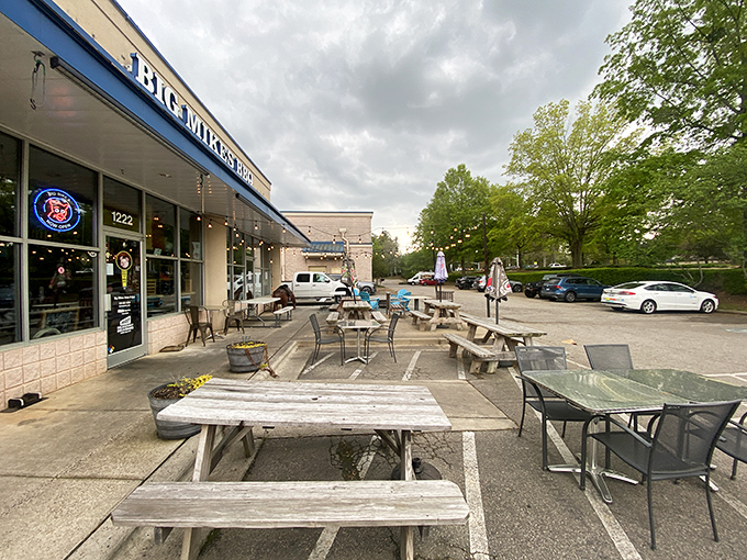 Rain or shine, these outdoor tables offer fresh air dining with a side of anticipation as barbecue aromas waft from within.