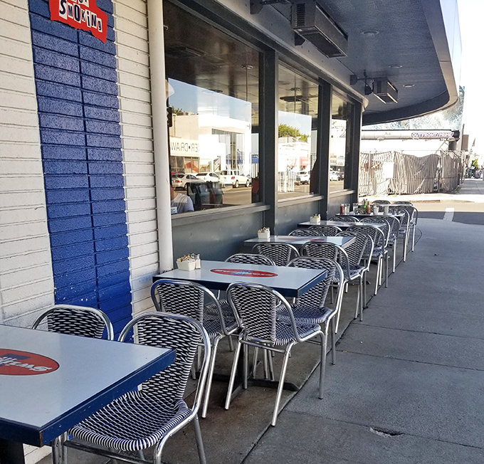 Sidewalk seating for those perfect LA mornings when the weather is showing off and your pancakes deserve fresh air.