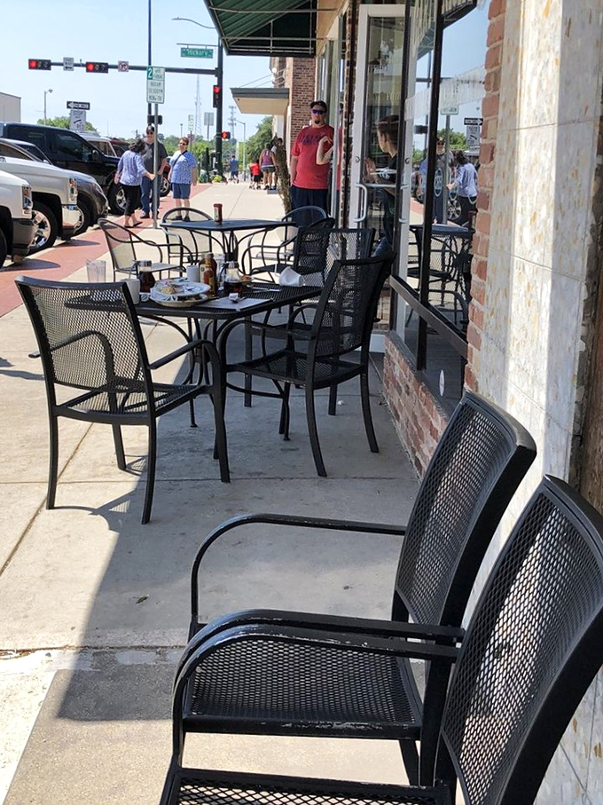 Sidewalk seating for those who want to show off their chicken fried treasures to passing pedestrians. Food envy is the sincerest form of flattery.