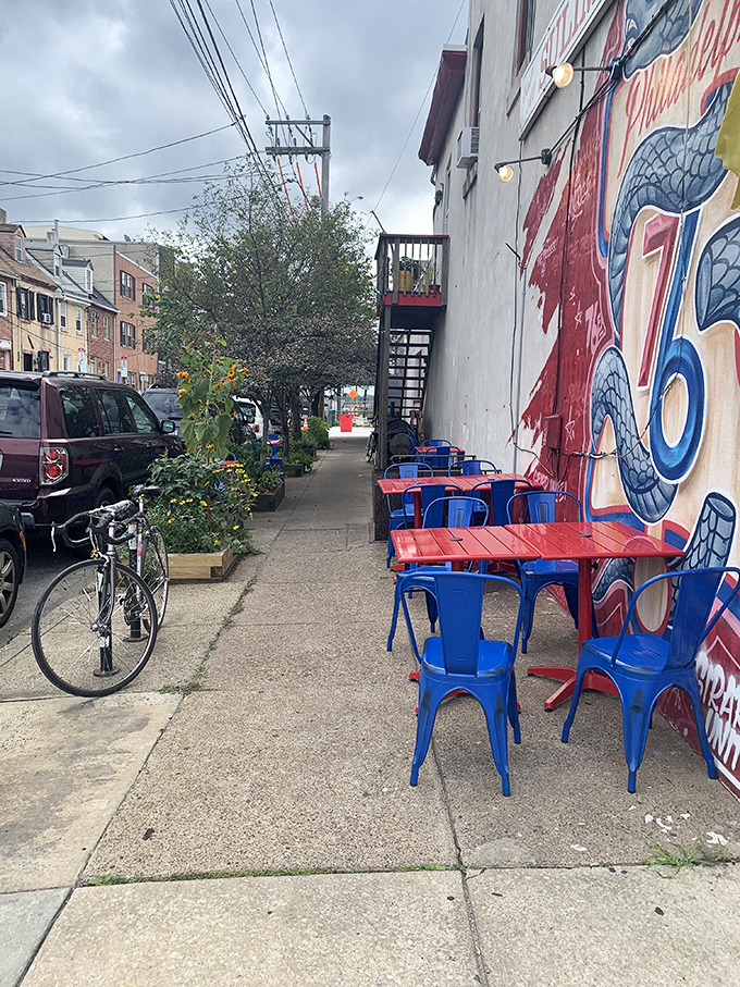 Sidewalk seating lets you savor your meal while watching Philadelphia's colorful street life unfold before your very eyes.