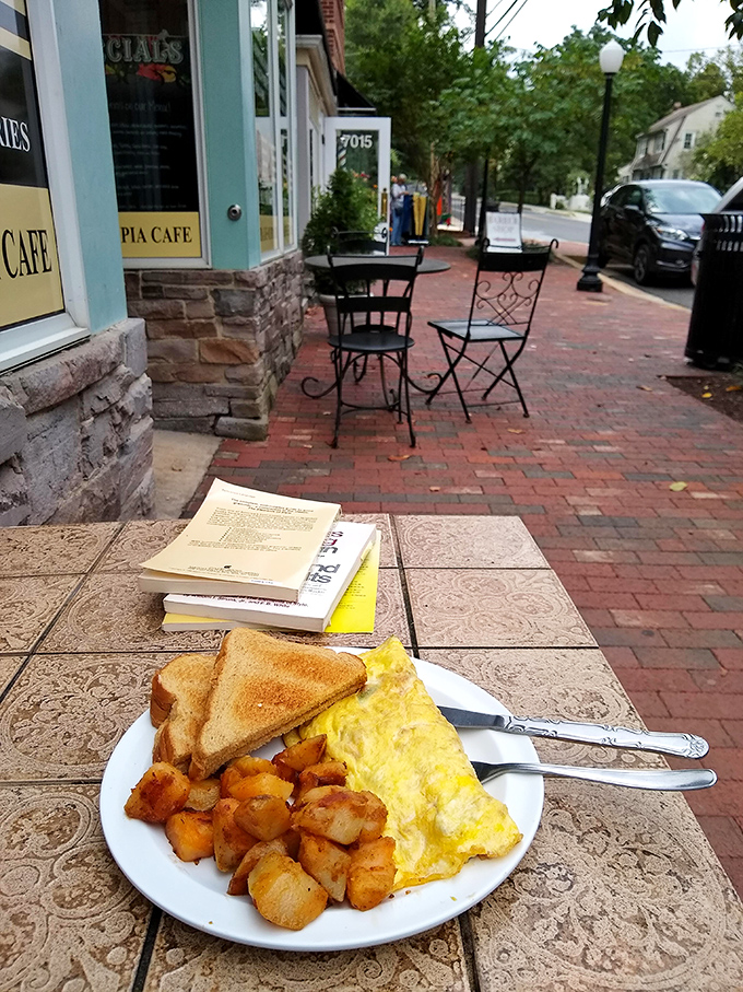 Sidewalk dining that turns breakfast into people-watching theater, with eggs and toast playing the starring roles.