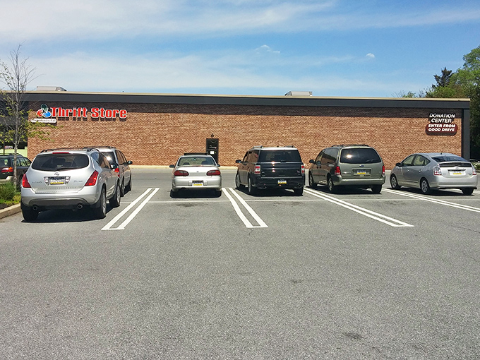 The parking lot, where empty trunks arrive and depart fully loaded with treasures. The calm before the bargain-hunting storm.