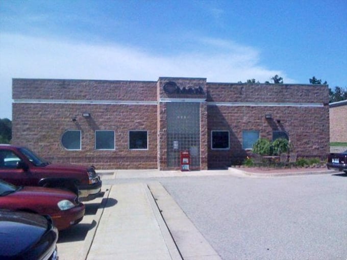 The parking lot where anticipation begins and food comas end. That brick exterior holds more culinary joy than buildings ten times its size.