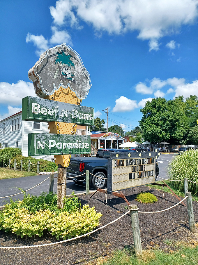 The sign that's guided hungry pilgrims to burger paradise for years. Like a tropical lighthouse for the famished.