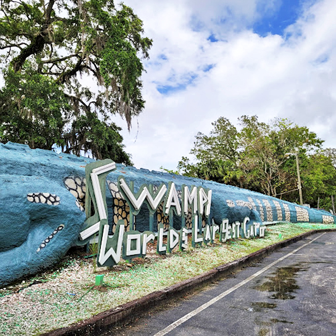 The roadside signage has that perfect vintage Florida aesthetic&mdash;when attractions didn't need VR experiences or smartphone apps to capture your imagination.