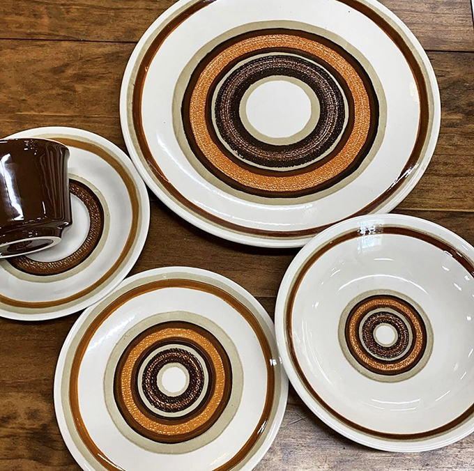 These vintage plates with their concentric brown and orange rings are practically screaming "1970s dinner party"&mdash;just add fondue and conversation about gas prices.
