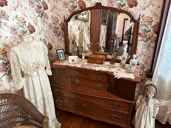 This vanity has witnessed more careful primping than all our rushed morning routines combined&mdash;Victorian beauty required dedication and patience. 
