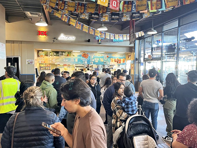 The crowd says it all&mdash;this place is worth the wait. Like a rock concert for your taste buds, fans line up for the main attraction.