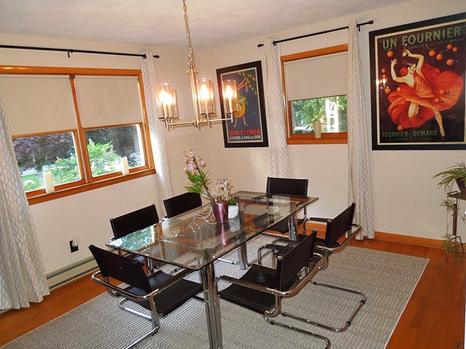 Mid-century modern dining perfection that would make Don Draper jealous. Those cantilever chairs practically invented cool comfort.