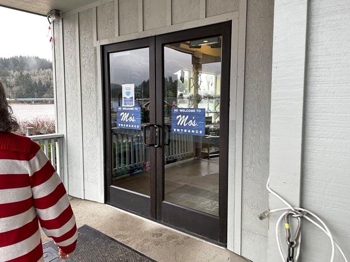 The entrance beckons like a portal to seafood nirvana. That "Welcome to Mo's" sign might as well say "Abandon your diet, all ye who enter here."