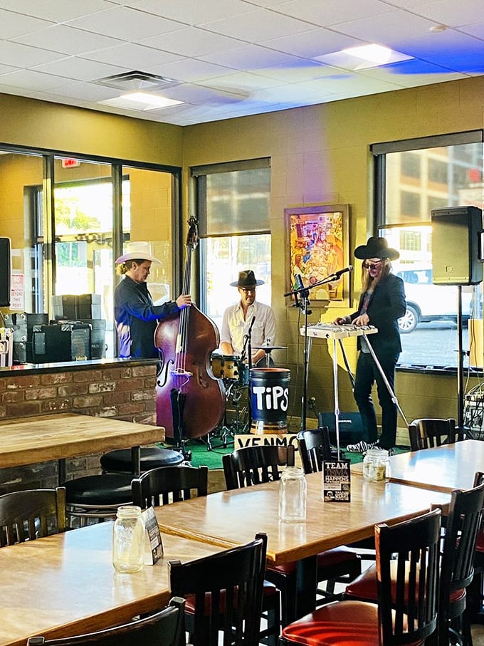 Because nothing complements Southern cooking quite like live music&mdash;these musicians feed your soul while Arnold's feeds your body.