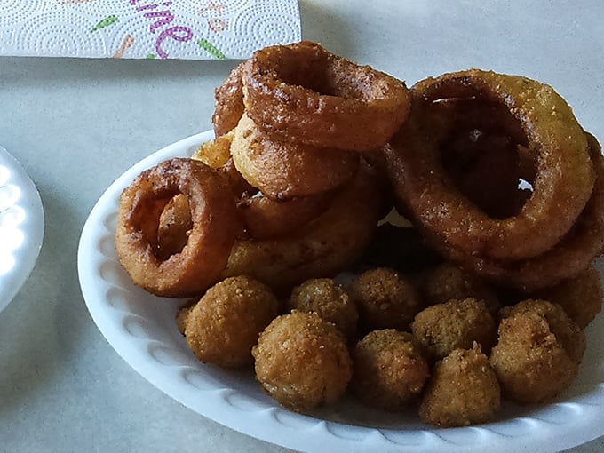 Onion rings with the perfect crunch-to-softness ratio, paired with golden nuggets of fried goodness. Diet plans surrender at the sight.