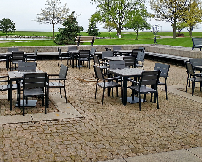 Outdoor dining with a view that beats any 5-star restaurant in the city. No reservations required, just an appreciation for fresh air. 