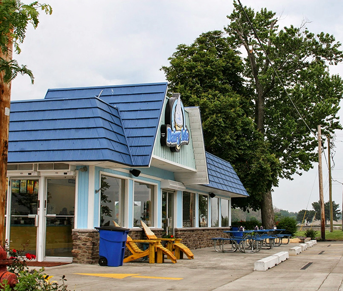 The unmistakable silhouette that makes island explorers drop their paddleboards and reach for their wallets&mdash;a blue-roofed promise of deliciousness.