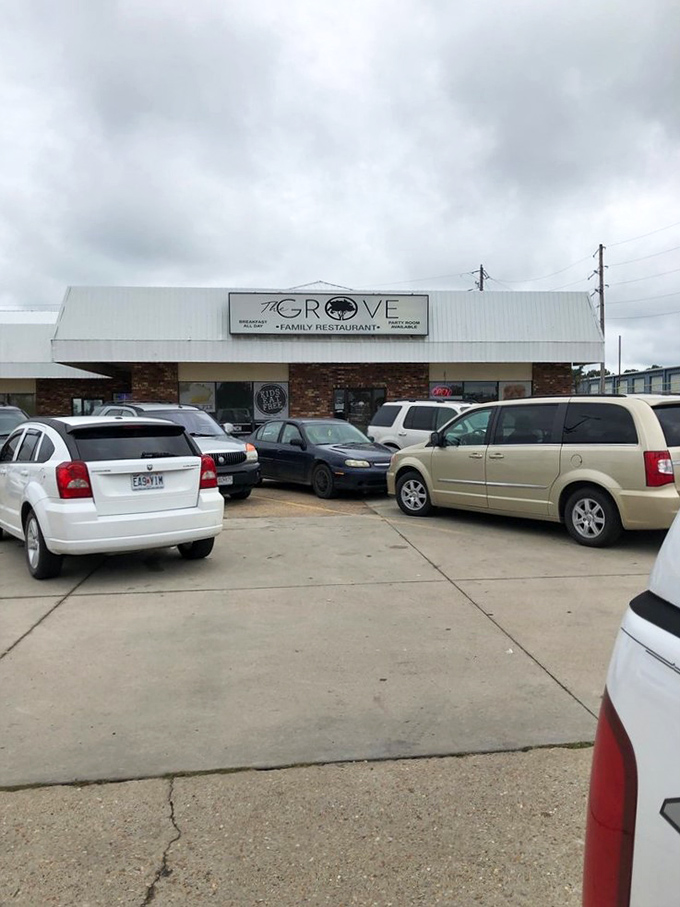 A packed parking lot&mdash;the universal sign language for "the food inside is worth waiting for." Local license plates tell the story: this isn't just for tourists.